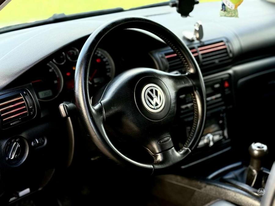 Grey Volkswagen Passat 2002 in Kaunas, with an engine capacity of 1.90 L and mileage of 377 thousand km for 1500 €, photo 9 on AUTOMOTO.COM.LV