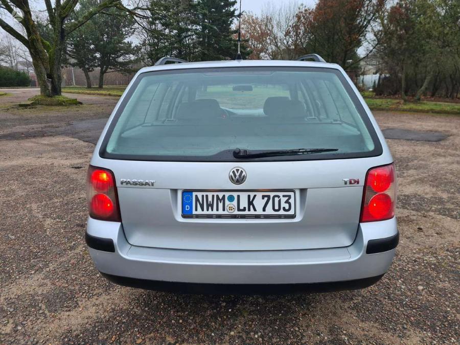 Grey Volkswagen Passat 2004 in Klaipeda, with an engine capacity of 1.90 L and mileage of 315 thousand km for 2450 €, photo 36 on AUTOMOTO.COM.LV