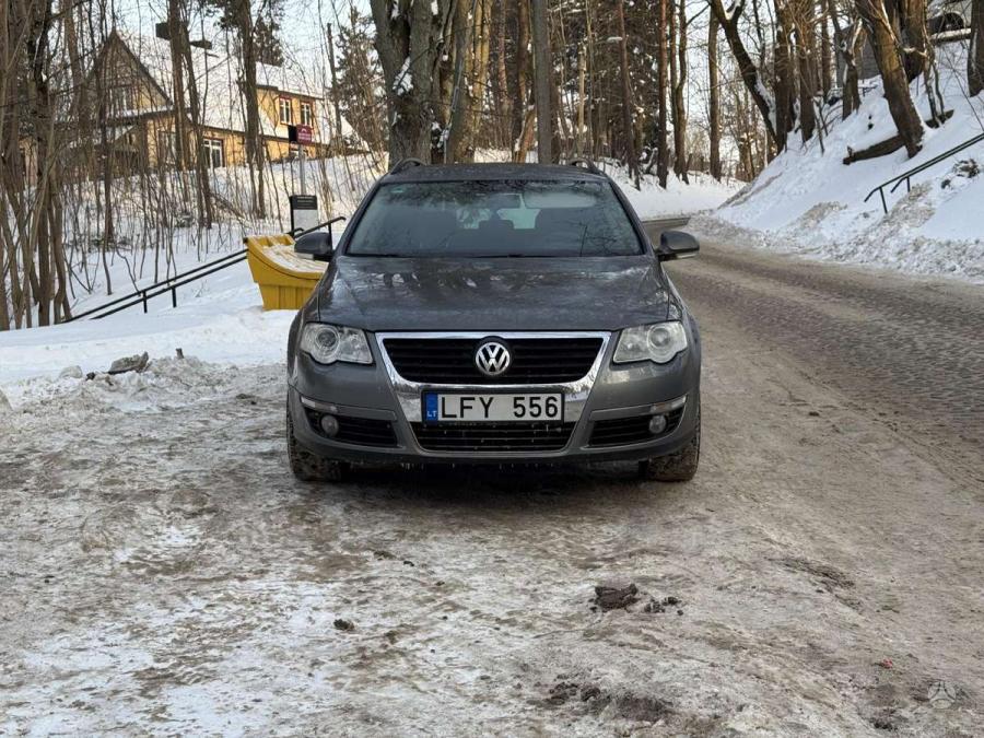 Grey Volkswagen Passat 2006 in Vilnius, with an engine capacity of 1.97 L and mileage of 345 thousand km for 2350 €, photo 2 on AUTOMOTO.COM.LV