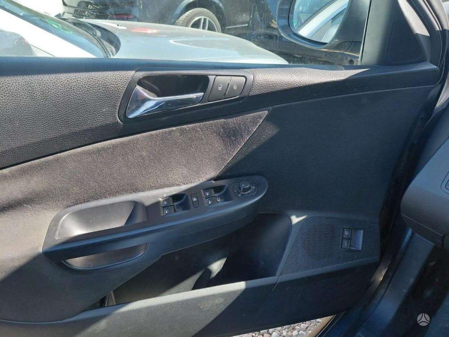 Grey Volkswagen Passat 2006 in Marijampole, with an engine capacity of 1.97 L and mileage of 317 thousand km for 1599 €, photo 9 on AUTOMOTO.COM.LV