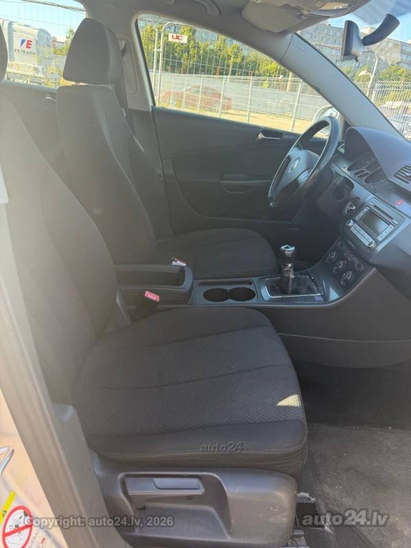 Grey Volkswagen Passat 2006 in Tallinn, with an engine capacity of 1.60 L and mileage of 211 thousand km for 899 €, photo 6 on AUTOMOTO.COM.LV