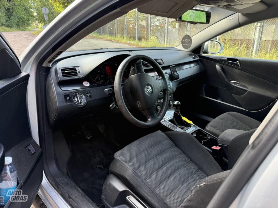 Grey Volkswagen Passat 2006 in Alytus, with an engine capacity of 2.00 L and mileage of 444 thousand km for 550 €, photo 12 on AUTOMOTO.COM.LV