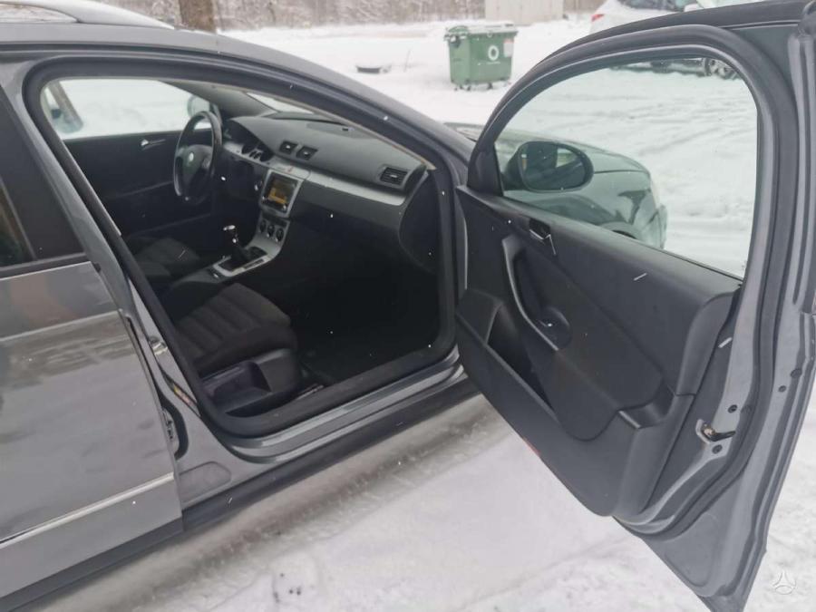 Grey Volkswagen Passat 2008 in Kaunas, with an engine capacity of 1.97 L and mileage of 246 thousand km for 3490 €, photo 17 on AUTOMOTO.COM.LV