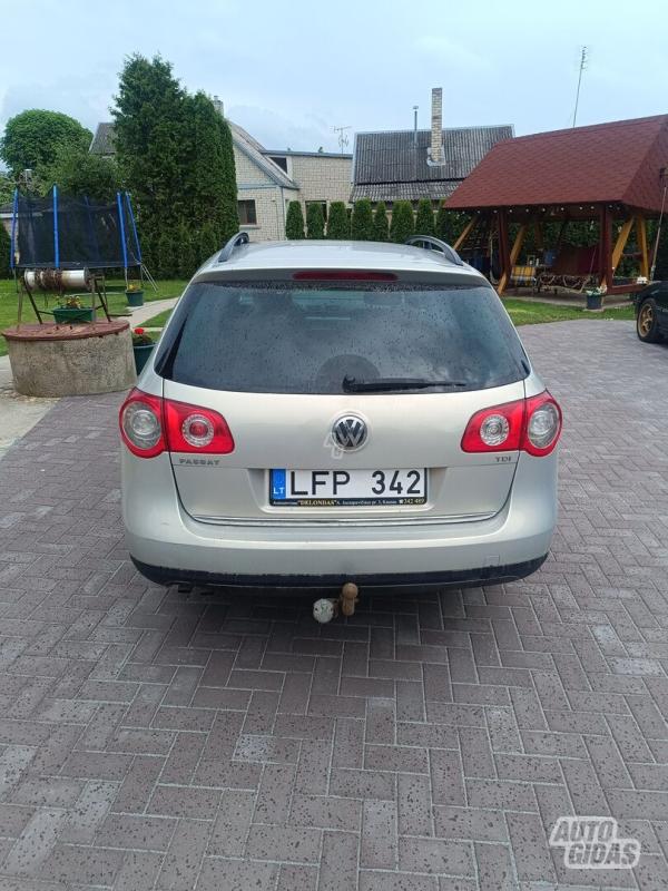 Pelēks Volkswagen Passat 2008 Šakiai, ar dzinēja tilpumu 1.90 L un nobraukumu 420 tūkst. km par 999 €, foto 3 vietnē AUTOMOTO.COM.LV