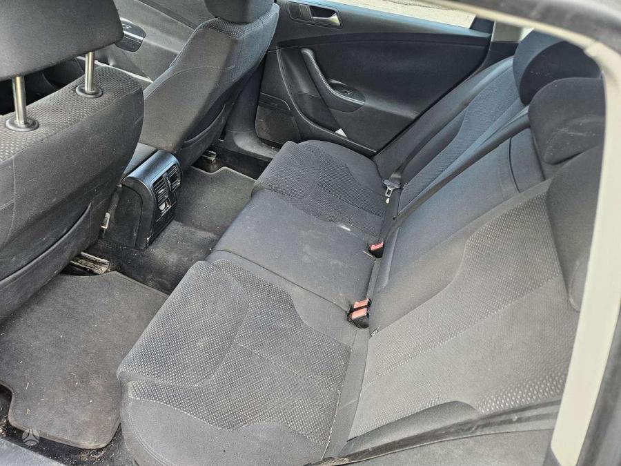 Pelēks Volkswagen Passat 2008 Prienai, ar dzinēja tilpumu 1.97 L un nobraukumu 380 tūkst. km par 1000 €, foto 8 vietnē AUTOMOTO.COM.LV