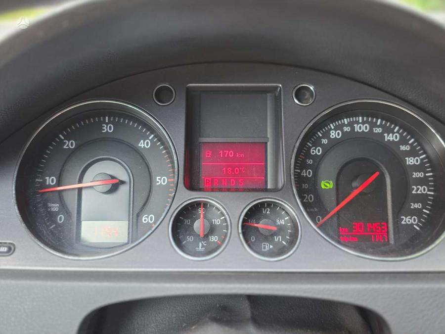 Pelēks Volkswagen Passat 2009 Viļņa, ar dzinēja tilpumu 1.97 L un nobraukumu 301 tūkst. km par 1900 €, foto 16 vietnē AUTOMOTO.COM.LV