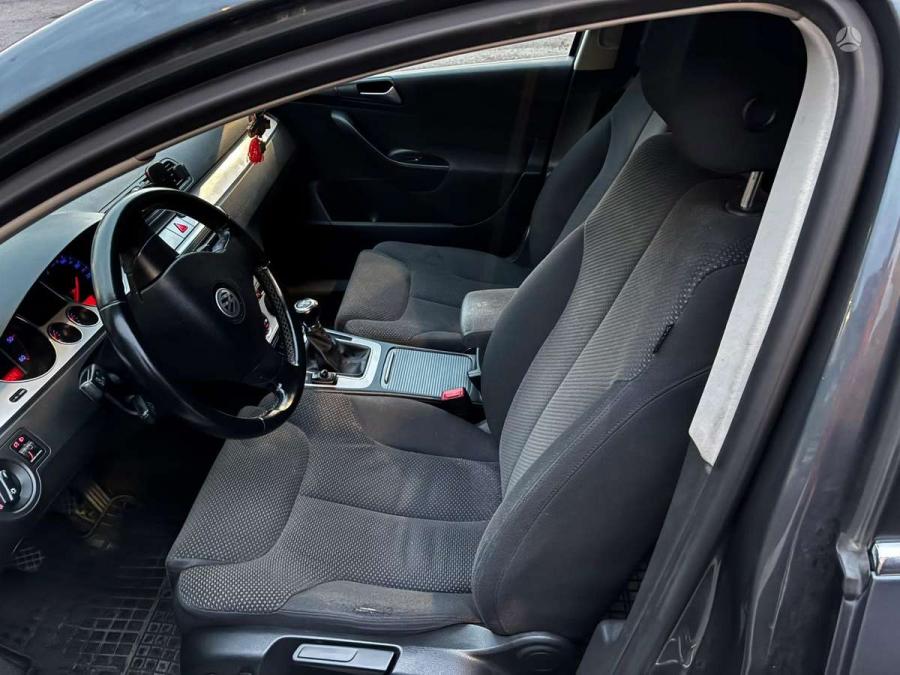 Grey Volkswagen Passat 2009 in Siauliai, with an engine capacity of 1.97 L and mileage of 343 thousand km for 2500 €, photo 6 on AUTOMOTO.COM.LV