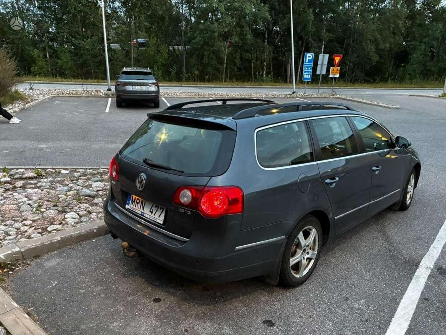 Grey Volkswagen Passat 2009 in Siauliai, with an engine capacity of 1.97 L and mileage of 343 thousand km for 2500 €, photo 3 on AUTOMOTO.COM.LV