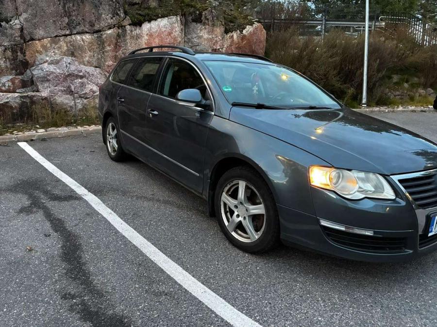 Grey Volkswagen Passat 2009 in Siauliai, with an engine capacity of 1.97 L and mileage of 343 thousand km for 2500 €, photo 9 on AUTOMOTO.COM.LV