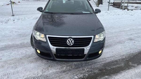 Pelēks Volkswagen Passat 2010 Marijampole, ar dzinēja tilpumu 1.97 L un nobraukumu 293 tūkst. km par 3350 €, foto 1 vietnē AUTOMOTO.COM.LV