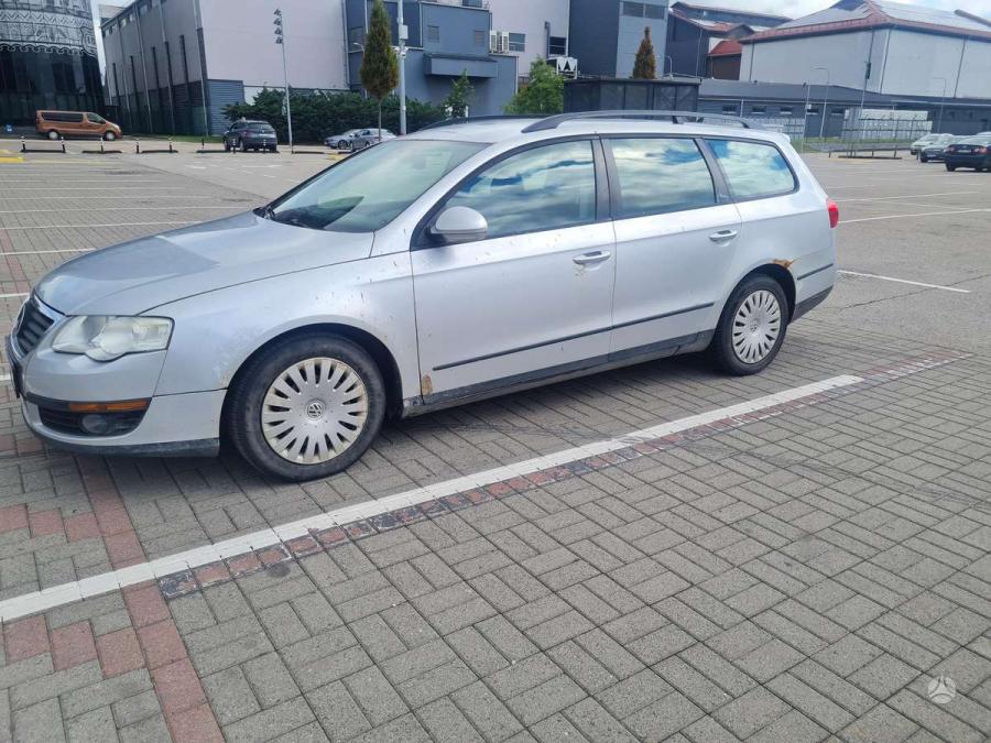 Grey Volkswagen Passat 2010 in Kaunas, with an engine capacity of 1.97 L and mileage of 364 thousand km for 999 €, photo 1 on AUTOMOTO.COM.LV