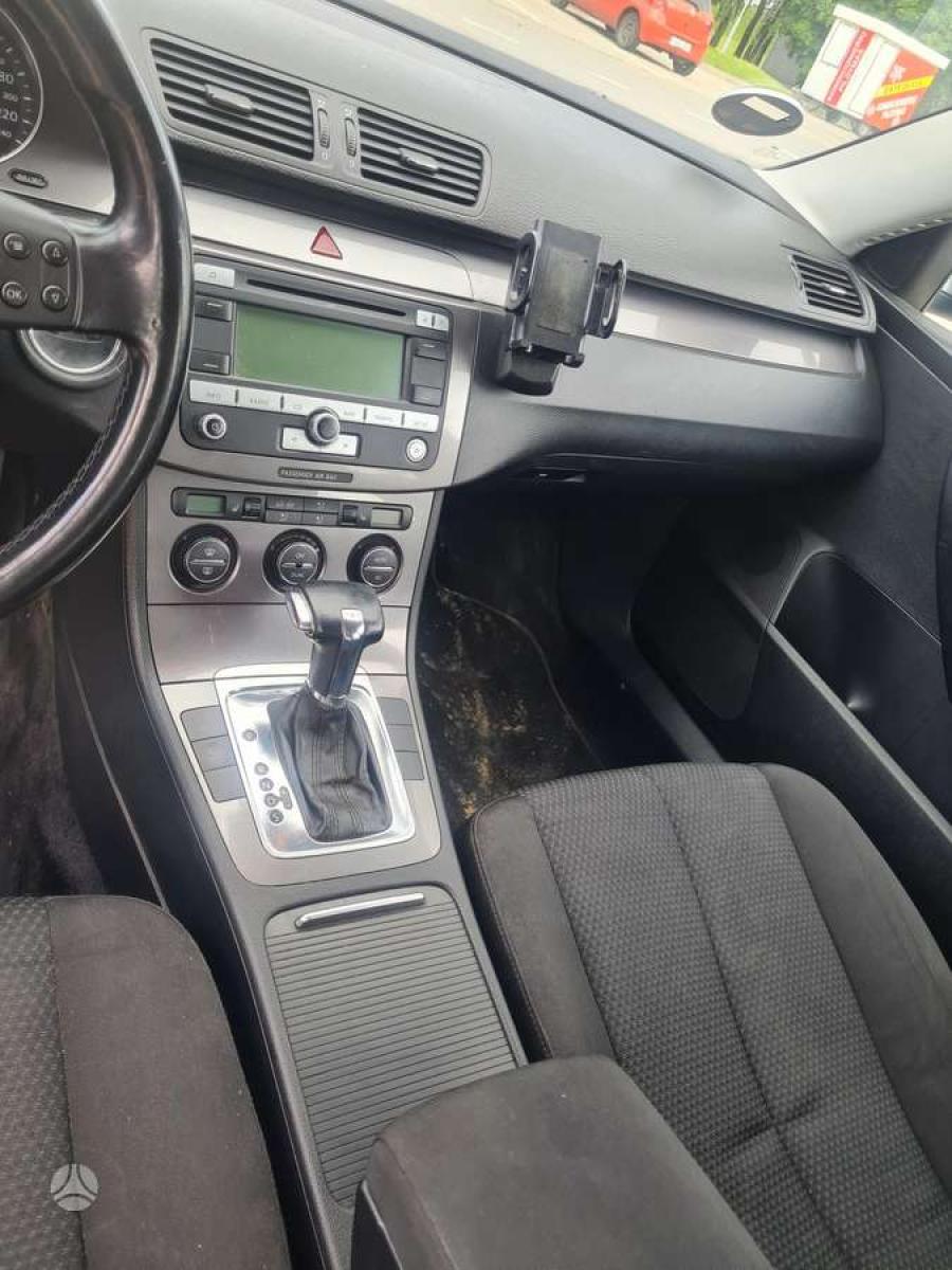 Grey Volkswagen Passat 2010 in Kaunas, with an engine capacity of 1.97 L and mileage of 364 thousand km for 999 €, photo 3 on AUTOMOTO.COM.LV