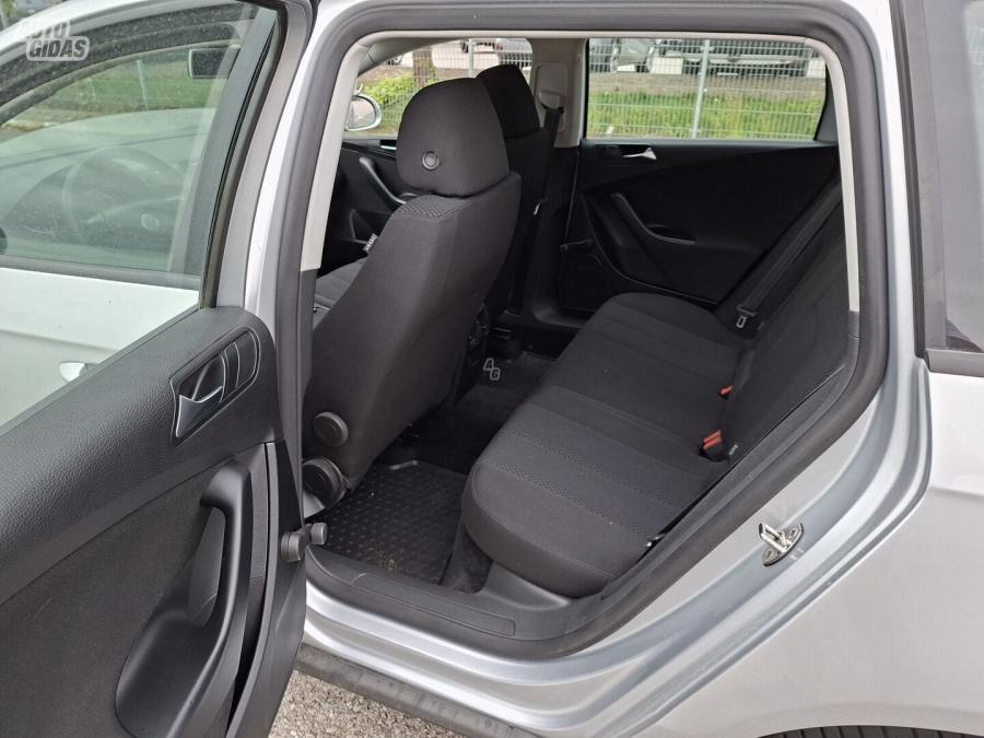 Grey Volkswagen Passat 2010 in Marijampole, with an engine capacity of 1.60 L and mileage of 215 thousand km for 2850 €, photo 11 on AUTOMOTO.COM.LV