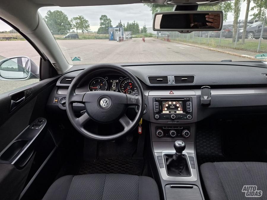 Grey Volkswagen Passat 2010 in Marijampole, with an engine capacity of 1.60 L and mileage of 215 thousand km for 2850 €, photo 12 on AUTOMOTO.COM.LV