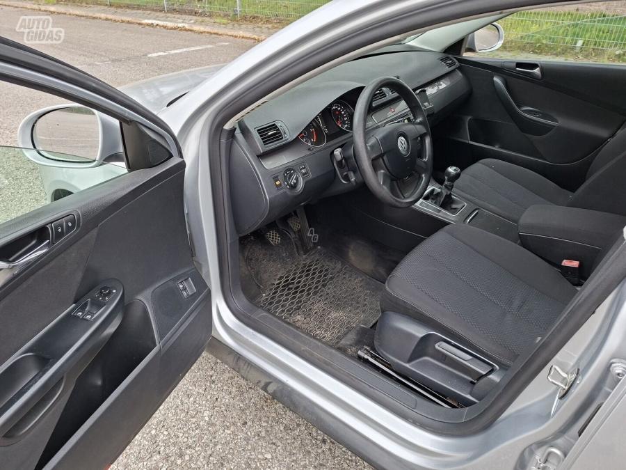 Grey Volkswagen Passat 2010 in Marijampole, with an engine capacity of 1.60 L and mileage of 215 thousand km for 2850 €, photo 13 on AUTOMOTO.COM.LV
