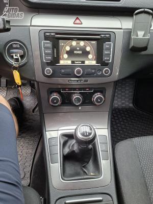 Grey Volkswagen Passat 2010 in Marijampole, with an engine capacity of 1.60 L and mileage of 215 thousand km for 2850 €, photo 15 on AUTOMOTO.COM.LV