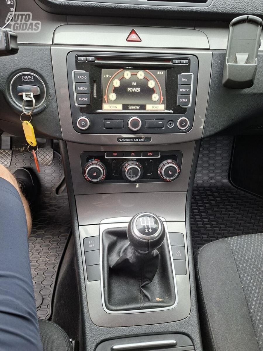 Grey Volkswagen Passat 2010 in Marijampole, with an engine capacity of 1.60 L and mileage of 215 thousand km for 2850 €, photo 15 on AUTOMOTO.COM.LV