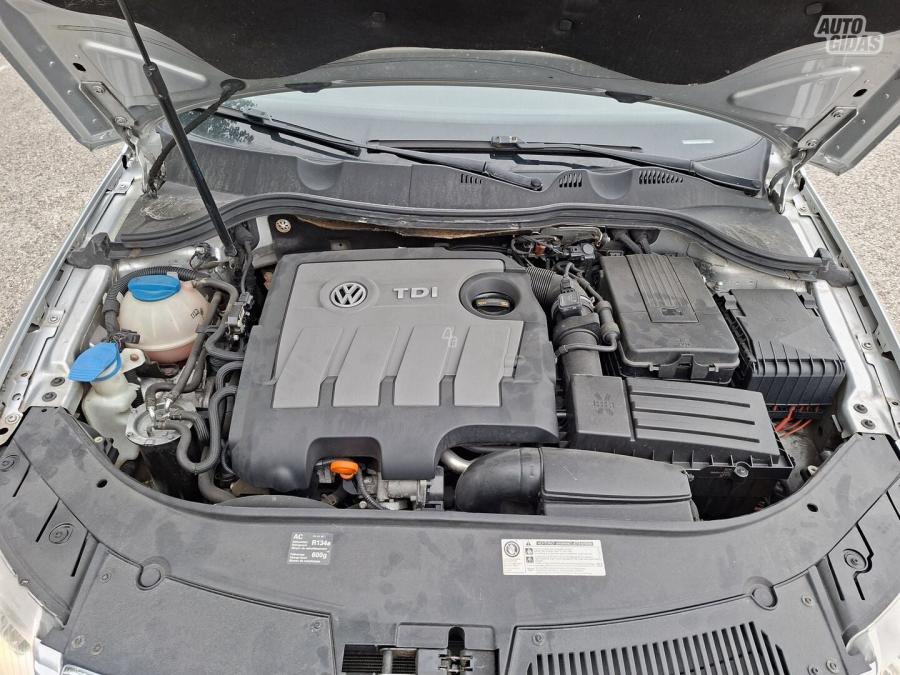 Grey Volkswagen Passat 2010 in Marijampole, with an engine capacity of 1.60 L and mileage of 215 thousand km for 2850 €, photo 17 on AUTOMOTO.COM.LV
