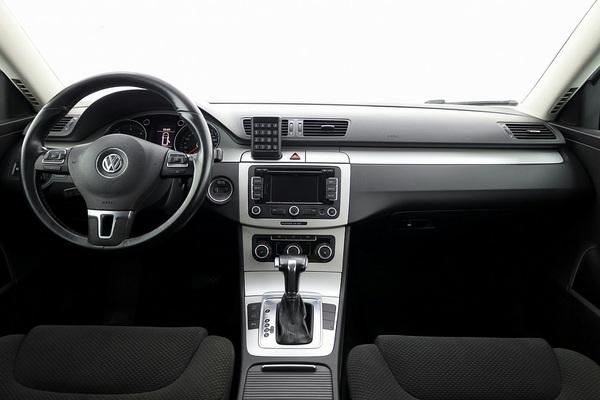 Grey Volkswagen Passat 2010 in Tallinn, with an engine capacity of 2.00 L and mileage of 346 thousand km for 1799 €, photo 6 on AUTOMOTO.COM.LV