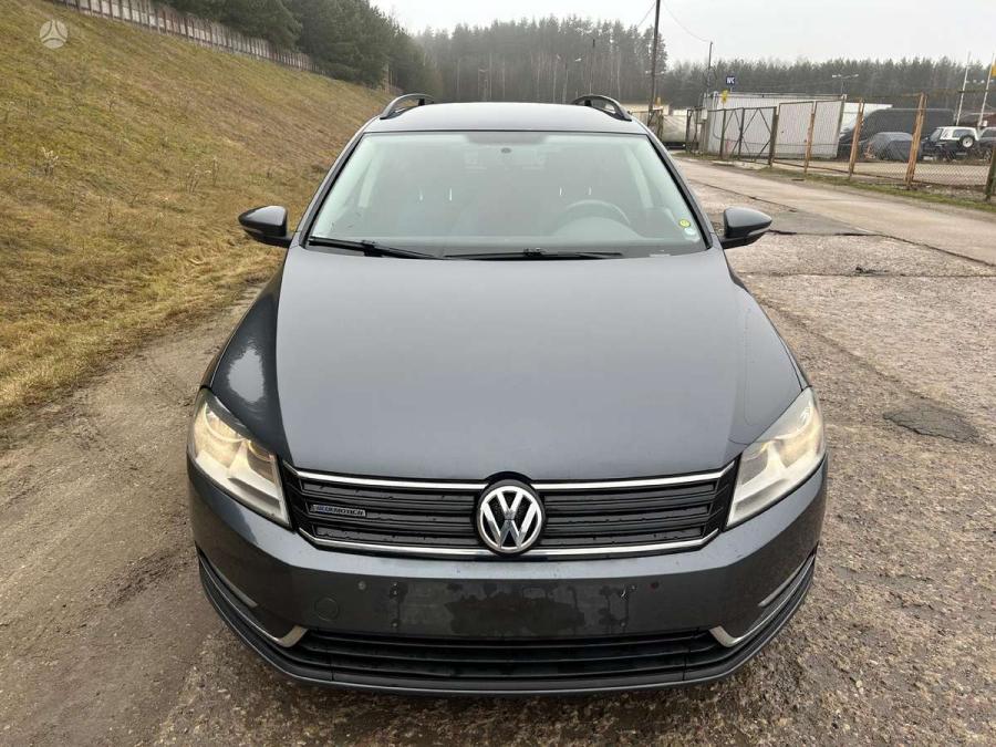 Pelēks Volkswagen Passat 2011 Viļņa, ar dzinēja tilpumu 1.60 L un nobraukumu 300 tūkst. km par 2899 €, foto 2 vietnē AUTOMOTO.COM.LV