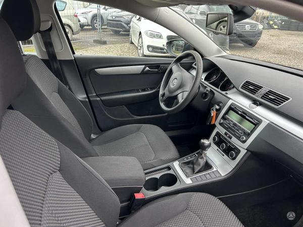 Pelēks Volkswagen Passat 2011 Kauņa, ar dzinēja tilpumu 1.97 L un nobraukumu 390 tūkst. km par 3990 €, foto 7 vietnē AUTOMOTO.COM.LV