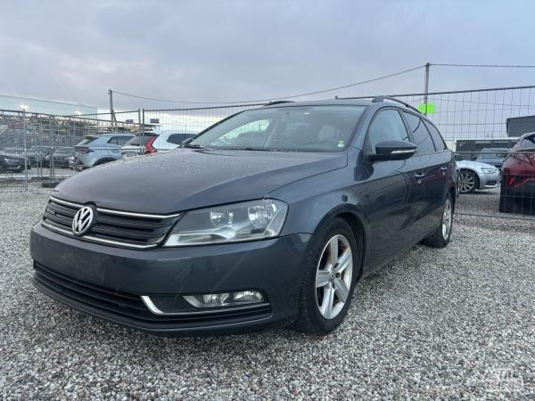 Grey Volkswagen Passat 2011 in Kaunas, with an engine capacity of 1.60 L and mileage of 330 thousand km for 2700 €, photo 1 on AUTOMOTO.COM.LV