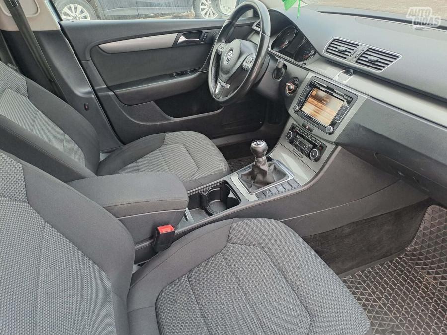 Grey Volkswagen Passat 2011 in Telschi, with an engine capacity of 2.00 L and mileage of 301 thousand km for 4450 €, photo 11 on AUTOMOTO.COM.LV
