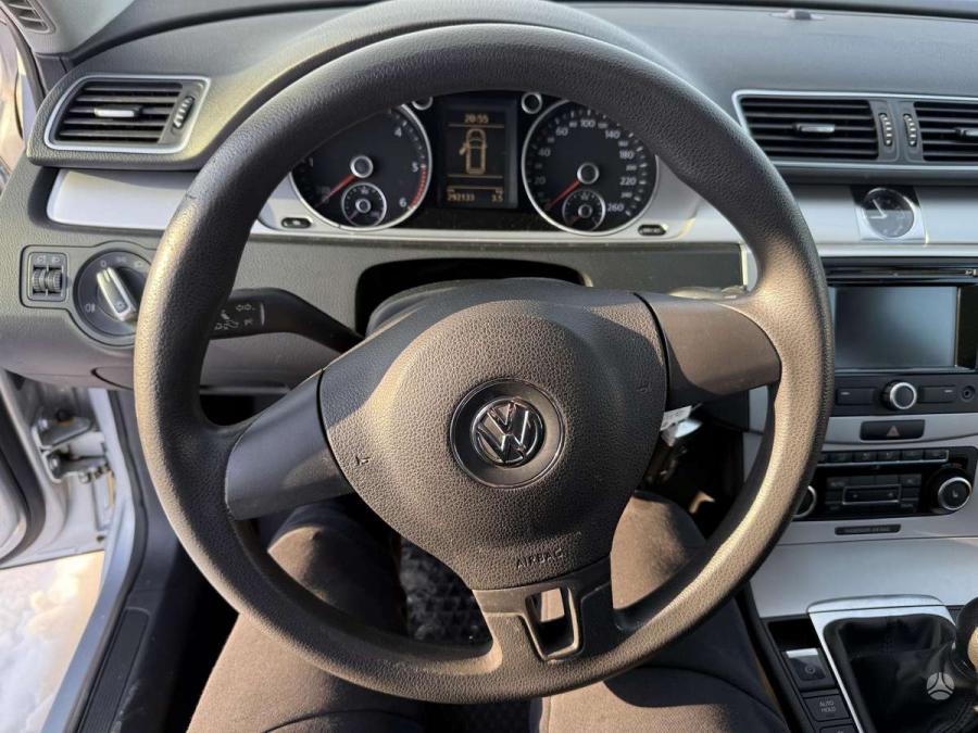 Pelēks Volkswagen Passat 2011 Jurbarkas, ar dzinēja tilpumu 1.97 L un nobraukumu 290 tūkst. km par 3999 €, foto 6 vietnē AUTOMOTO.COM.LV