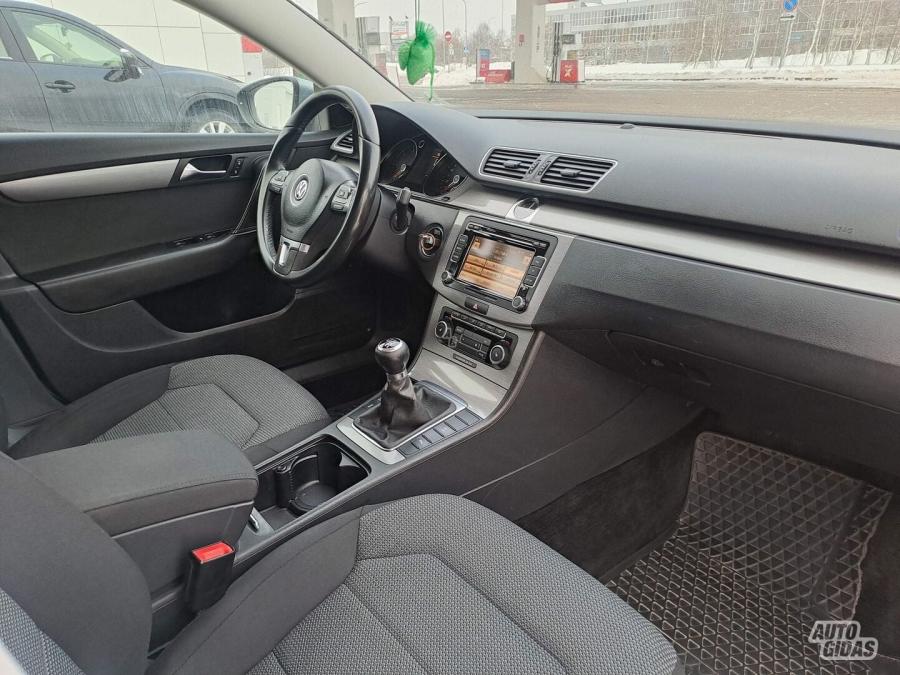 Pelēks Volkswagen Passat 2011 Telšiai, ar dzinēja tilpumu 2.00 L un nobraukumu 301 tūkst. km par 4450 €, foto 9 vietnē AUTOMOTO.COM.LV