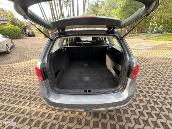 Grey Volkswagen Passat 2011 in Kaunas, with an engine capacity of 1.60 L and mileage of 269 thousand km for 4999 €, photo 8 on AUTOMOTO.COM.LV