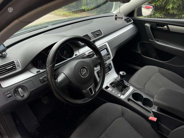 Grey Volkswagen Passat 2011 in Marijampole, with an engine capacity of 1.60 L and mileage of 140 thousand km for 6000 €, photo 10 on AUTOMOTO.COM.LV