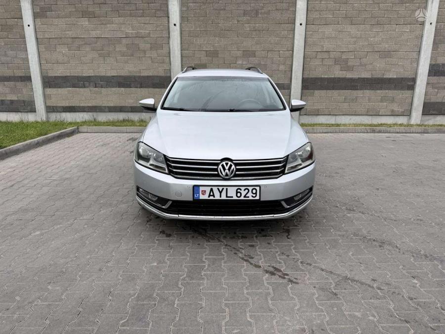 Grey Volkswagen Passat 2011 in Vilnius, with an engine capacity of 1.60 L and mileage of 249 thousand km for 4000 €, photo 3 on AUTOMOTO.COM.LV