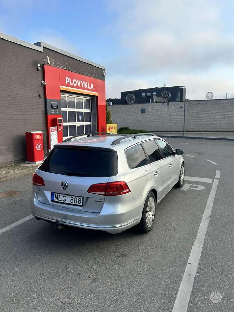 Grey Volkswagen Passat 2011 in Silute, with an engine capacity of 1.60 L and mileage of 220 thousand km for 4300 €, photo 3 on AUTOMOTO.COM.LV