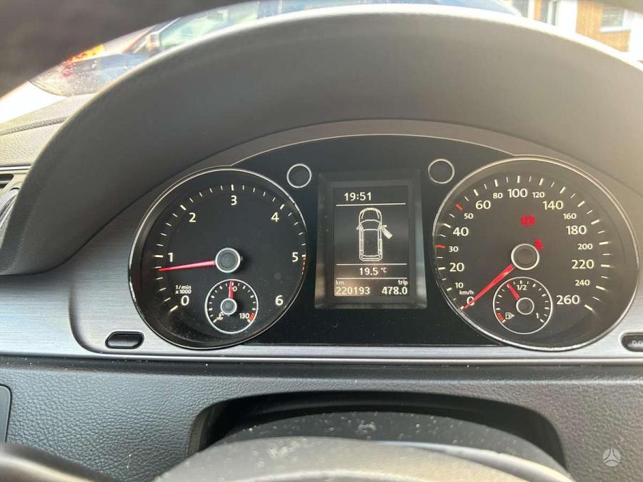 Grey Volkswagen Passat 2011 in Silute, with an engine capacity of 1.60 L and mileage of 220 thousand km for 4300 €, photo 5 on AUTOMOTO.COM.LV