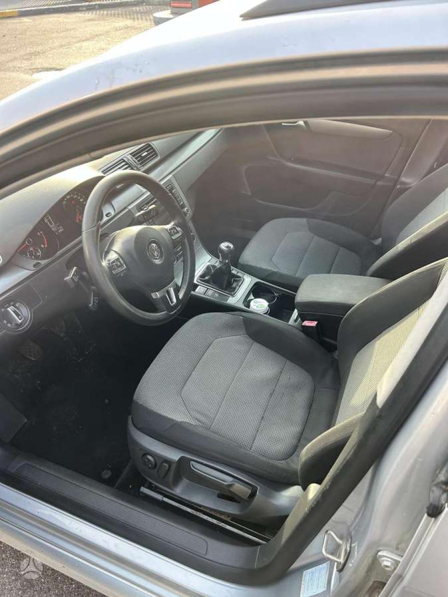 Grey Volkswagen Passat 2011 in Silute, with an engine capacity of 1.60 L and mileage of 220 thousand km for 4300 €, photo 8 on AUTOMOTO.COM.LV
