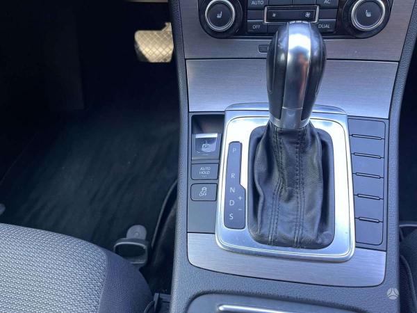 Pelēks Volkswagen Passat 2011 Viļņa, ar dzinēja tilpumu 1.39 L un nobraukumu 219 tūkst. km par 3700 €, foto 9 vietnē AUTOMOTO.COM.LV