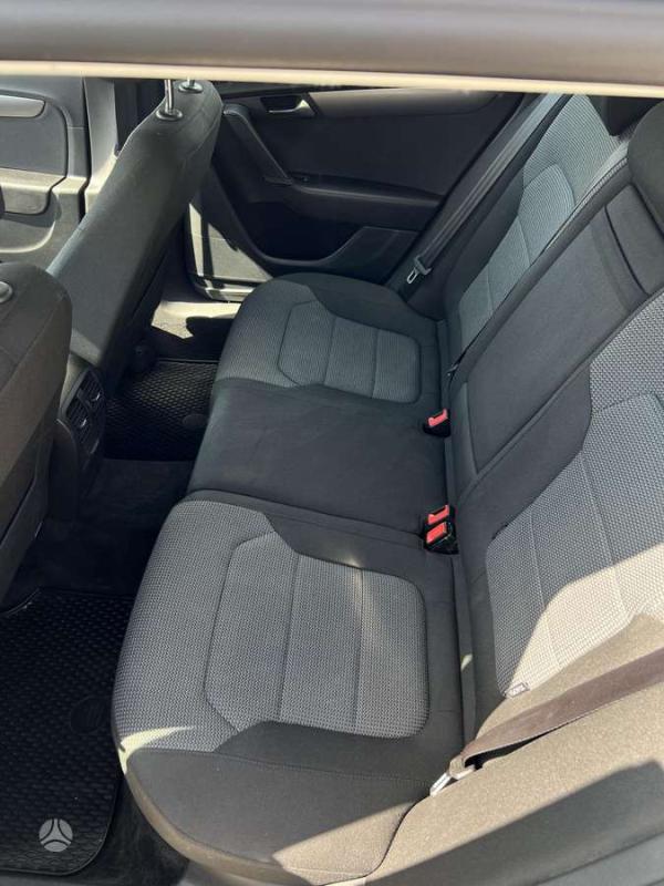 Pelēks Volkswagen Passat 2011 Kauņa, ar dzinēja tilpumu 1.39 L un nobraukumu 237 tūkst. km par 4650 €, foto 6 vietnē AUTOMOTO.COM.LV