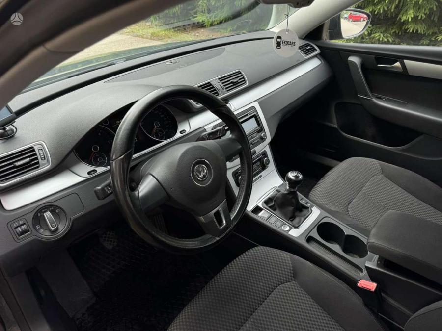 Pelēks Volkswagen Passat 2011 Marijampole, ar dzinēja tilpumu 1.60 L un nobraukumu 140 tūkst. km par 5600 €, foto 11 vietnē AUTOMOTO.COM.LV