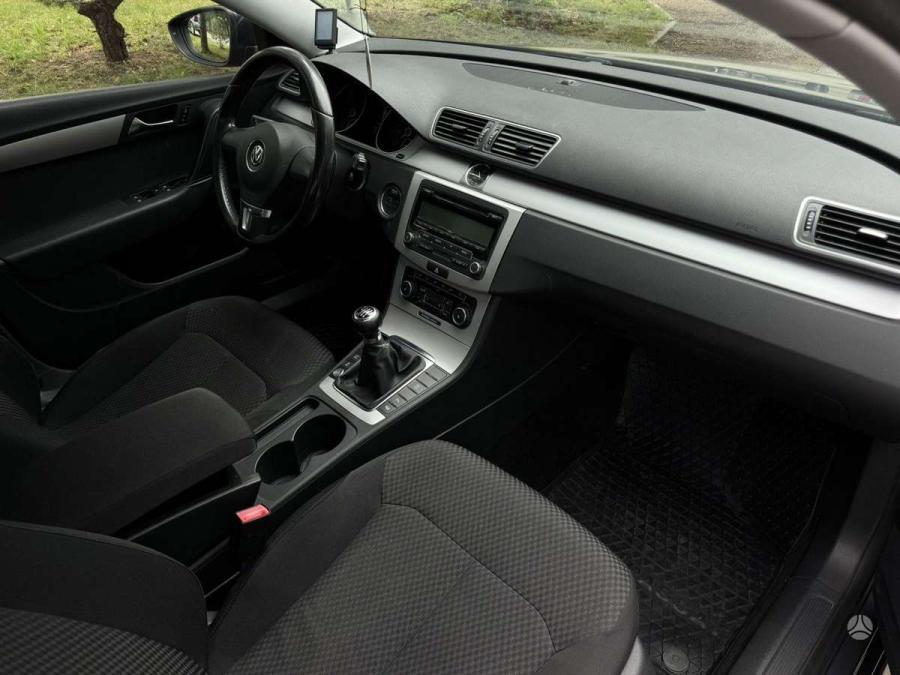Pelēks Volkswagen Passat 2011 Marijampole, ar dzinēja tilpumu 1.60 L un nobraukumu 140 tūkst. km par 5600 €, foto 13 vietnē AUTOMOTO.COM.LV