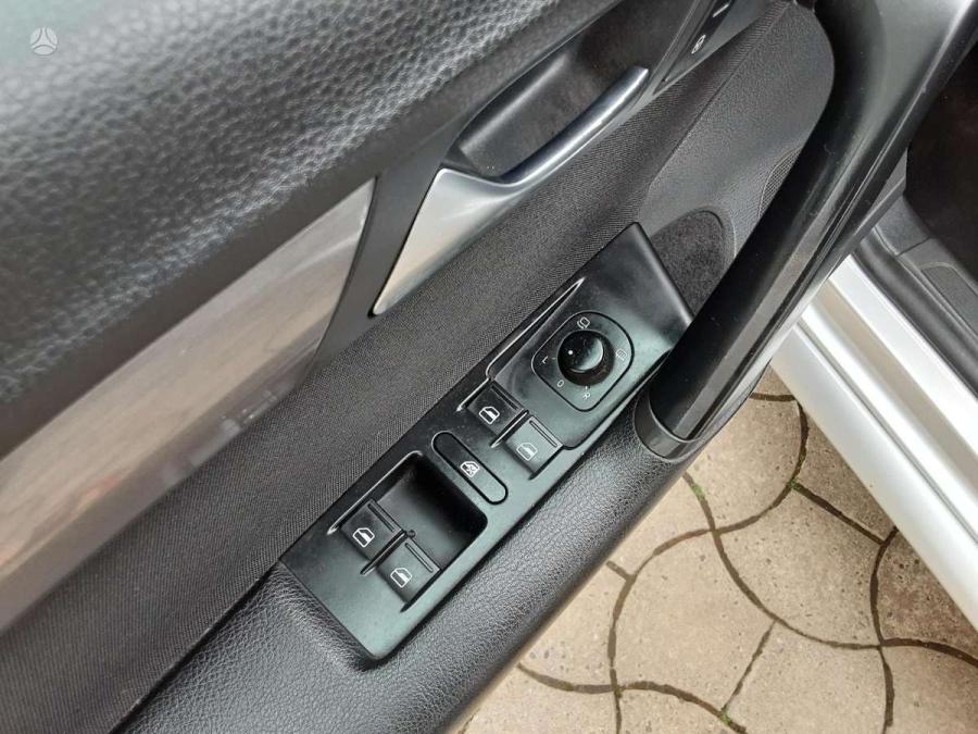 Grey Volkswagen Passat 2011 in Kazlu Ruda, with an engine capacity of 1.97 L and mileage of 383 thousand km for 3900 €, photo 32 on AUTOMOTO.COM.LV