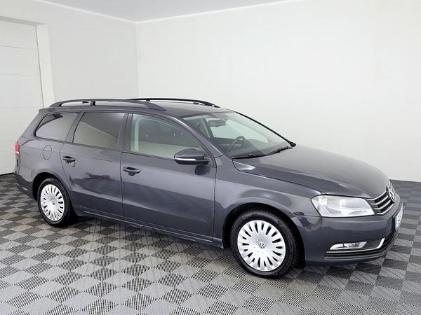 Grey Volkswagen Passat 2011 in Tallinn, with an engine capacity of 2.00 L and mileage of 288 thousand km for 1499 €, photo 1 on AUTOMOTO.COM.LV