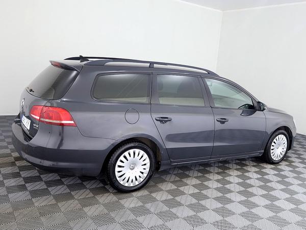 Grey Volkswagen Passat 2011 in Tallinn, with an engine capacity of 2.00 L and mileage of 288 thousand km for 1499 €, photo 3 on AUTOMOTO.COM.LV