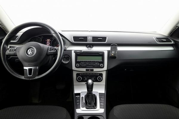 Grey Volkswagen Passat 2011 in Tallinn, with an engine capacity of 2.00 L and mileage of 288 thousand km for 1499 €, photo 5 on AUTOMOTO.COM.LV