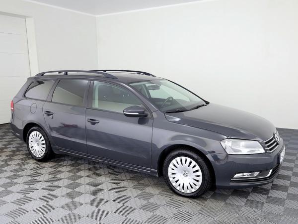 Grey Volkswagen Passat 2011 in Tallinn, with an engine capacity of 2.00 L and mileage of 288 thousand km for 1499 €, photo 8 on AUTOMOTO.COM.LV