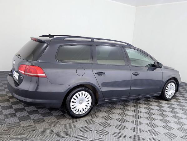Grey Volkswagen Passat 2011 in Tallinn, with an engine capacity of 2.00 L and mileage of 288 thousand km for 1499 €, photo 10 on AUTOMOTO.COM.LV