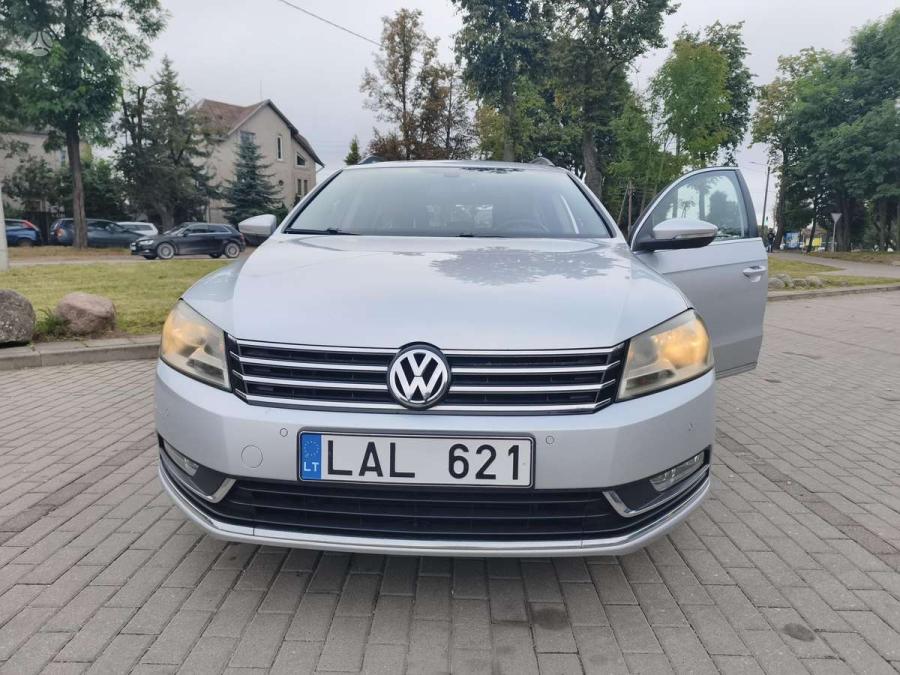 Grey Volkswagen Passat 2011 in Kaunas, with an engine capacity of 1.60 L and mileage of 260 thousand km for 3000 €, photo 1 on AUTOMOTO.COM.LV