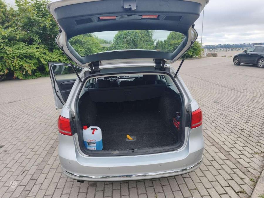 Grey Volkswagen Passat 2011 in Kaunas, with an engine capacity of 1.60 L and mileage of 260 thousand km for 3000 €, photo 7 on AUTOMOTO.COM.LV