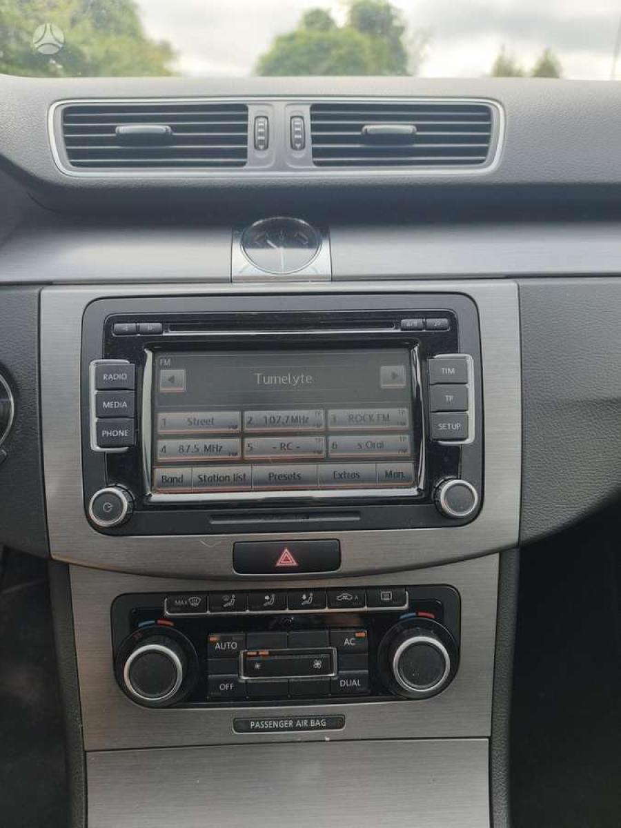 Grey Volkswagen Passat 2011 in Kaunas, with an engine capacity of 1.60 L and mileage of 260 thousand km for 3000 €, photo 10 on AUTOMOTO.COM.LV