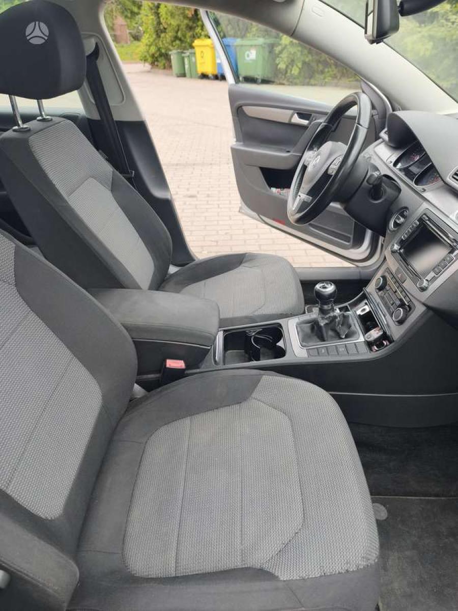 Grey Volkswagen Passat 2011 in Kaunas, with an engine capacity of 1.60 L and mileage of 260 thousand km for 3000 €, photo 13 on AUTOMOTO.COM.LV