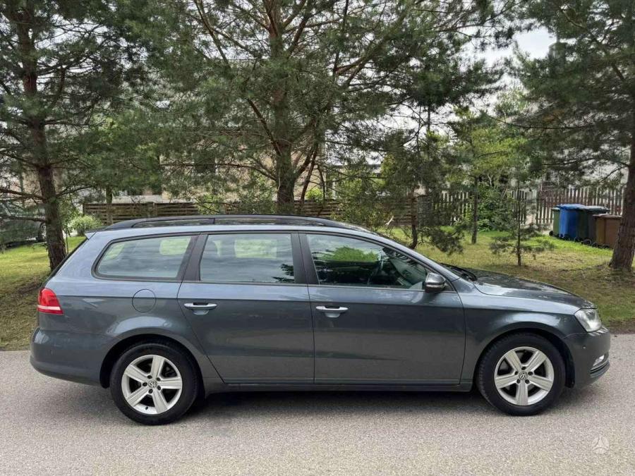 Grey Volkswagen Passat 2011 in Marijampole, with an engine capacity of 1.60 L and mileage of 140 thousand km for 4999 €, photo 5 on AUTOMOTO.COM.LV